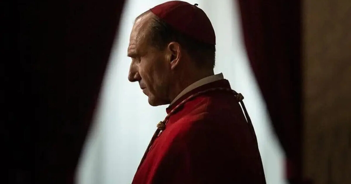 Conclave: le prime immagini del thriller di Edward Berger con Ralph Fiennes